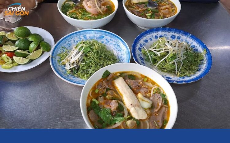 Review mới nhất về quán bún bò Cây Me Thủ Đức lâu đời hút khách - Ghiền ...